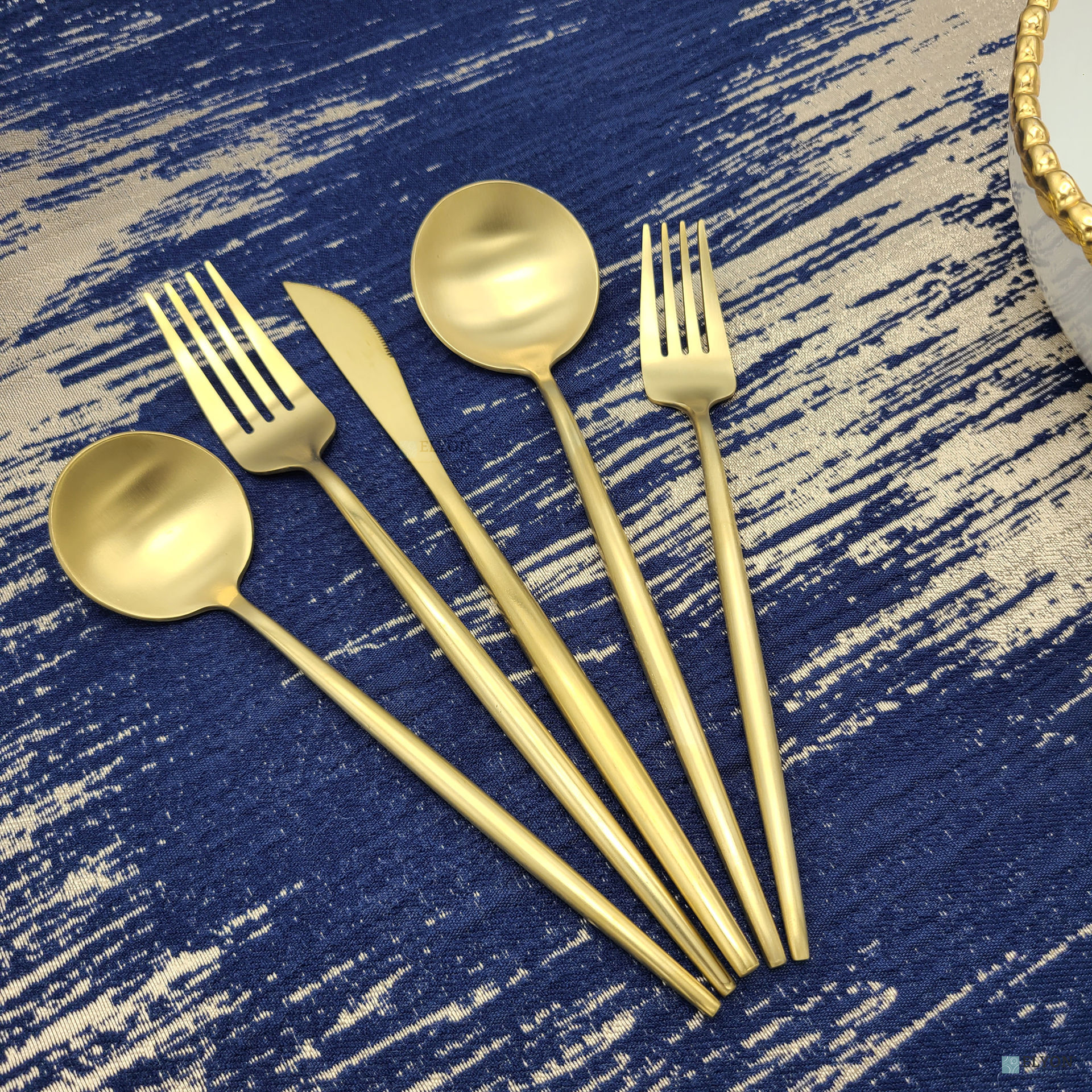 Best Modern Flatware and Silverware sets Matte gold Elyon Tableware ...